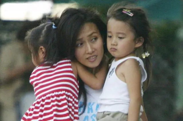 Old photos of Shizuka Kudo hugging her two daughters exposed, with amazing arm strength; driving ...