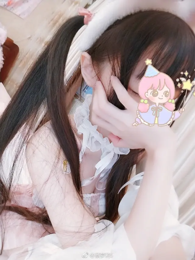 Cai Luoli's Sanya swimsuit shows her thighs, revealing her flaws. Netizens: I'm going to book a ...