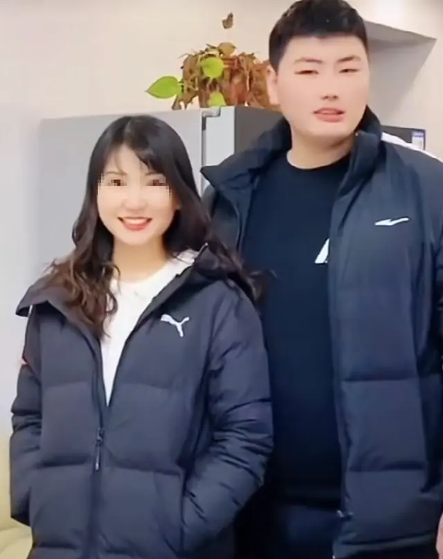 Zhu Danwei finally smiled, sharing an apple with the beautiful woman is ...