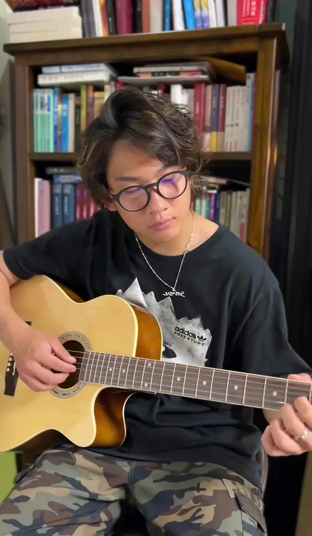 Su Yiming updated his Weibo and posted a video of himself playing the ...