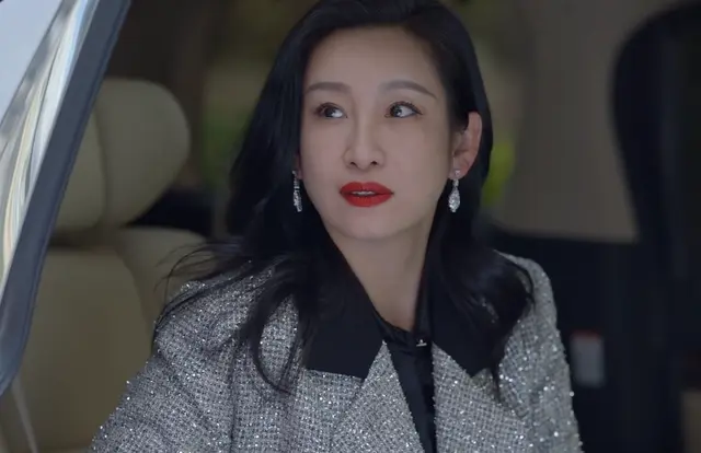 The elder sister is the queen, Li Ping does not have a crown on her ...