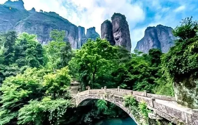 Yandang Mountain has an adventure with a beautiful woman, and she ...