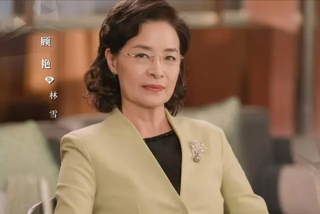 The 62-year-old Gu Yan's son made a rare appearance. The mother and son ...