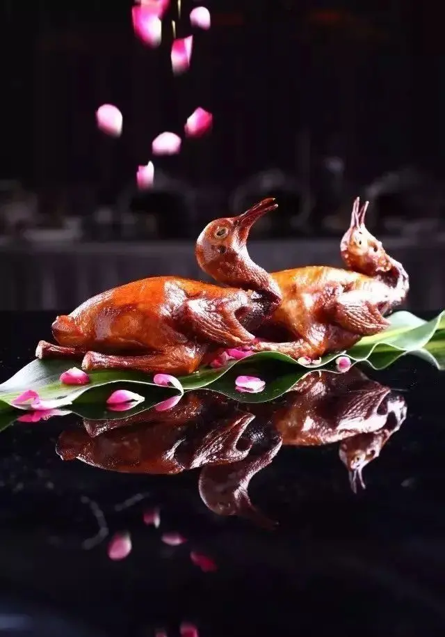 You must be familiar with roasted pigeons dipped in squab sauce. In ...