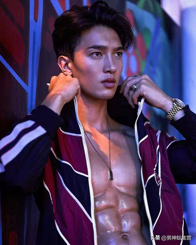 Fashionable muscular male model strikes, chest, abdominal muscles ...