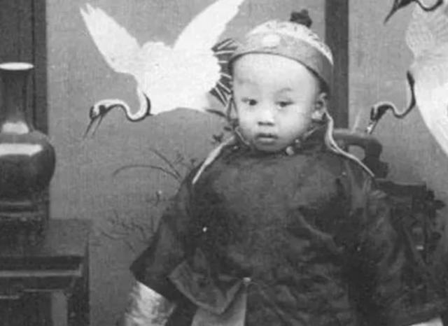 The young Puyi was playing in the Hall of Mental Cultivation, and ...