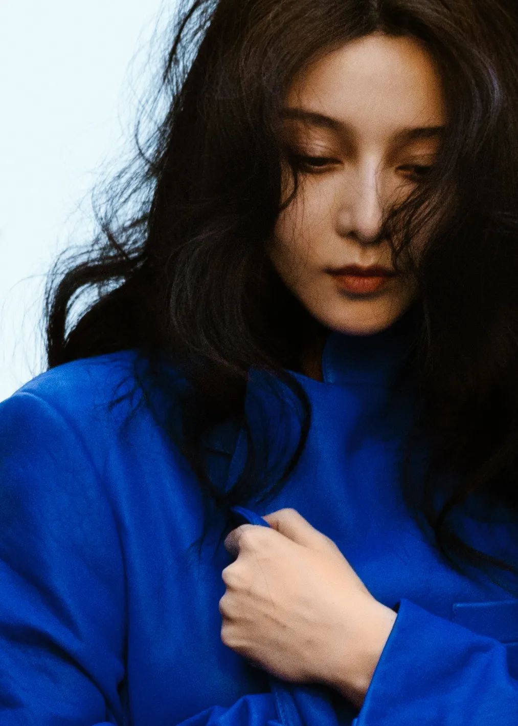 范冰冰最新时尚大片尝试概念妆，怼脸拍暴露真实面部，崎岖怪异(范冰冰时尚穿搭)