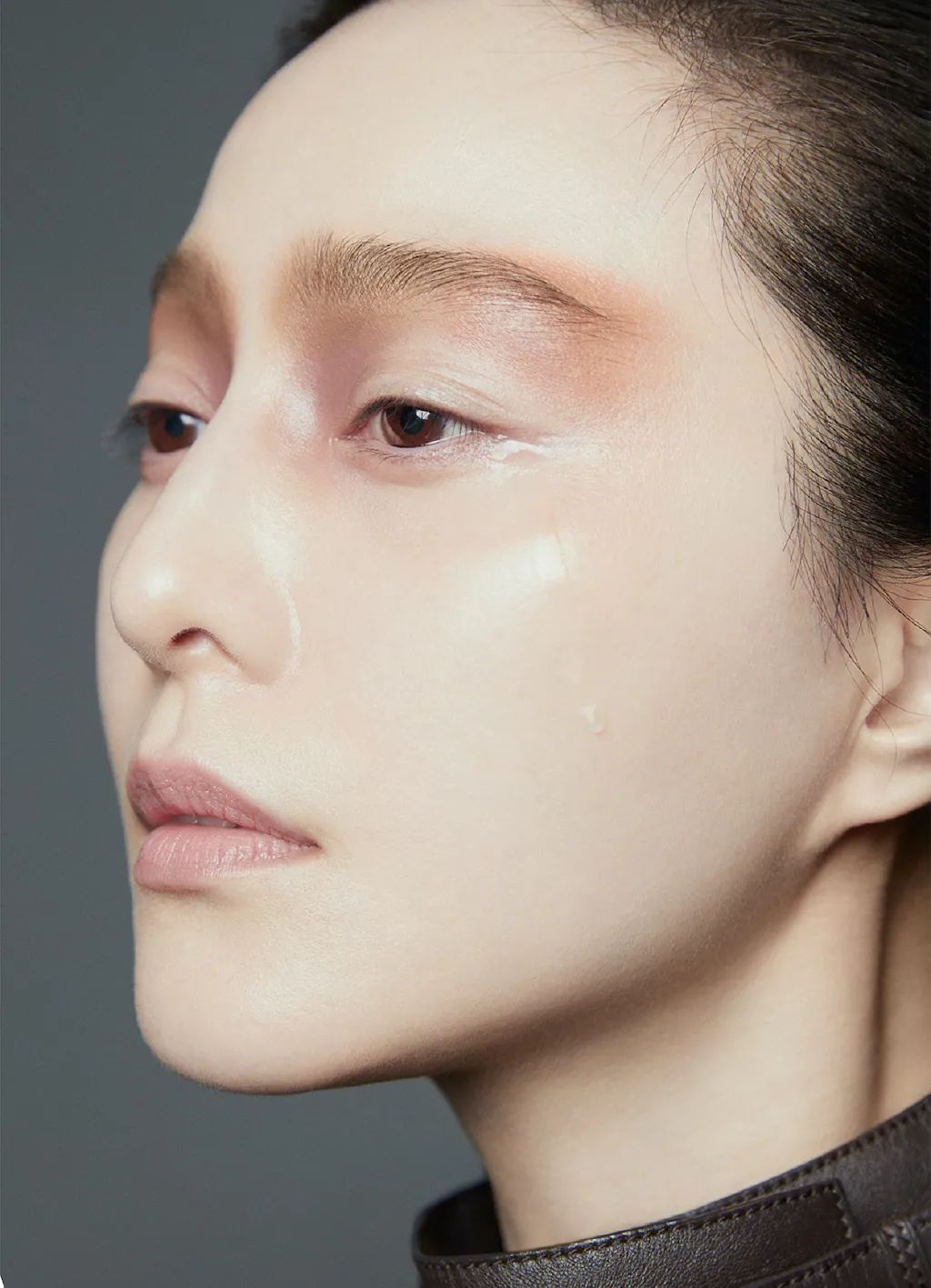 范冰冰最新时尚大片尝试概念妆，怼脸拍暴露真实面部，崎岖怪异(范冰冰时尚穿搭)