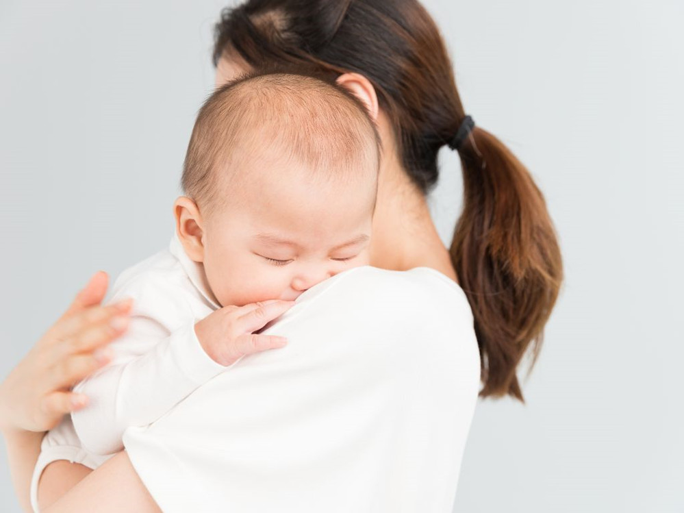 婴儿一边吃奶一边哭怎么回事（宝宝吃奶） 幼儿百科 魔术铺