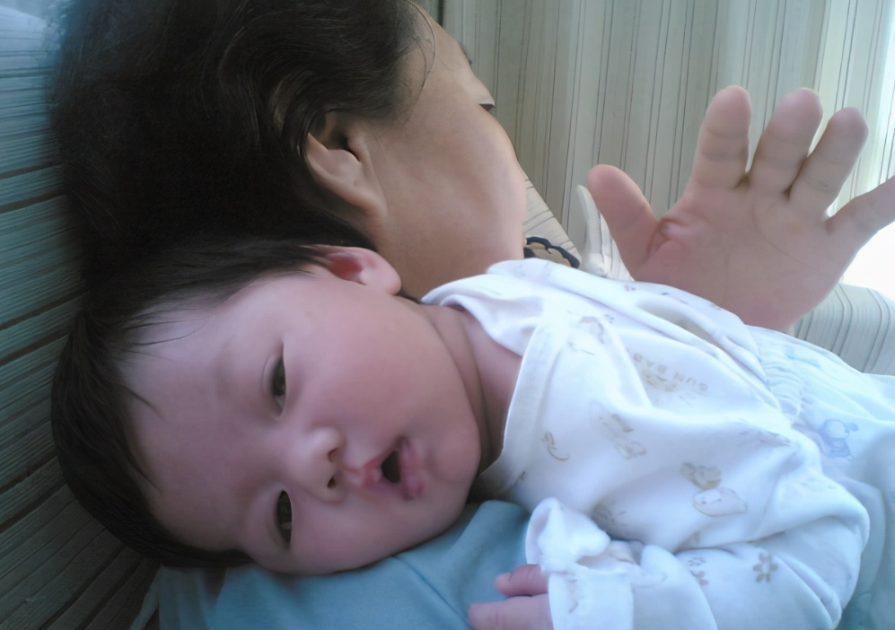 婴儿抱睡纠正（2个月宝宝总要抱睡） 幼儿百科 魔术铺