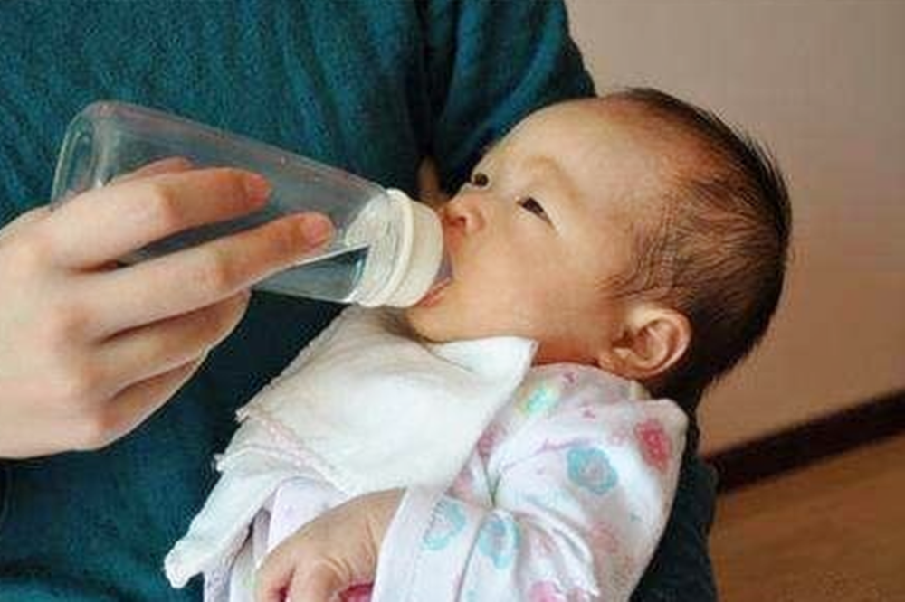 婴儿几个月可以喝水（夏季孩子要多喝水） 幼儿百科 魔术铺