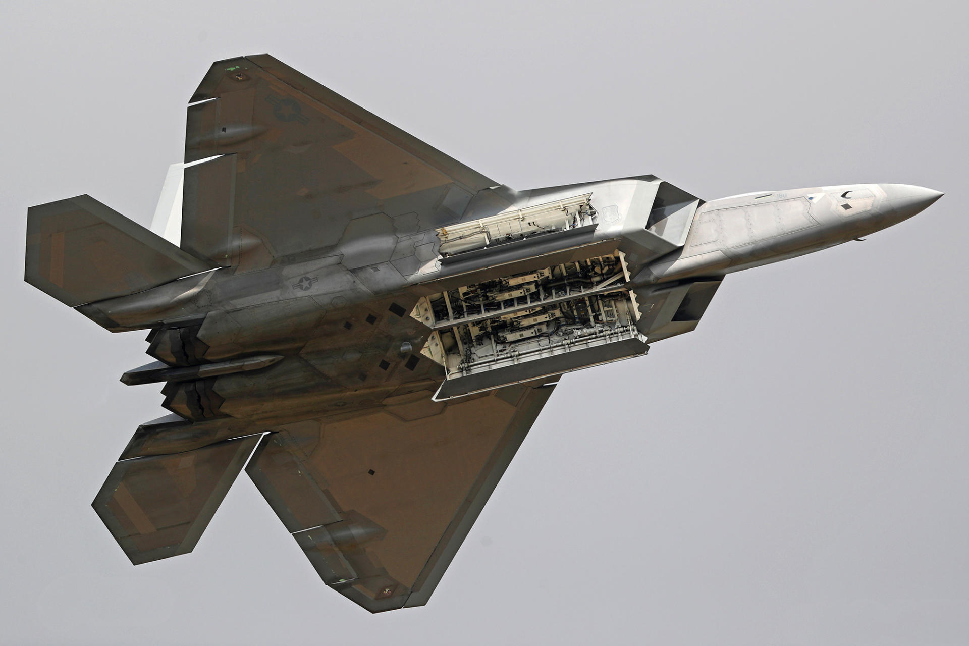 美空军高层展示AIM260导弹，号称媲美PL15，进度缓慢只存在画作上-今日头条